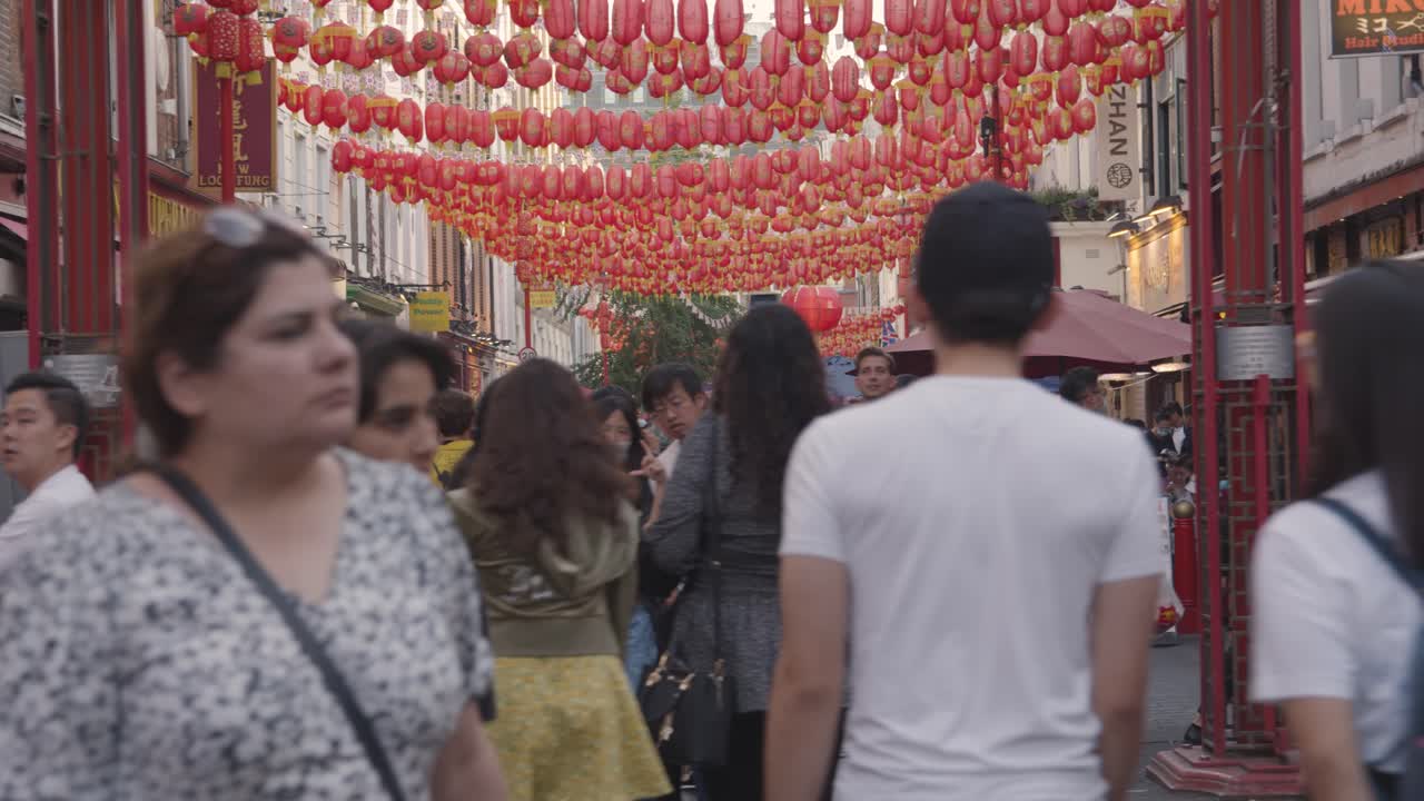 Crowd Of Summer Tourists Walking Along Gerrard Street In Chinatown In ...