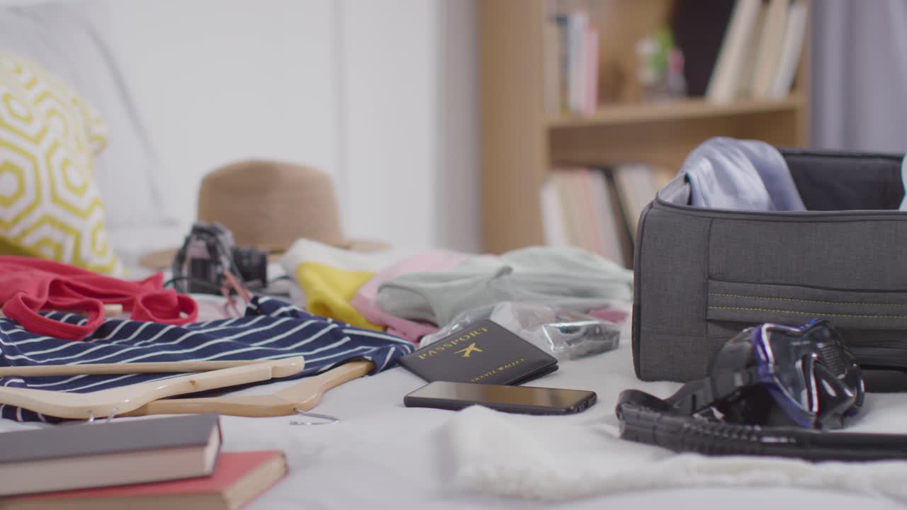 Vidéo de stock Gratuit - Close-up d'une valise ouverte sur le lit à la ...