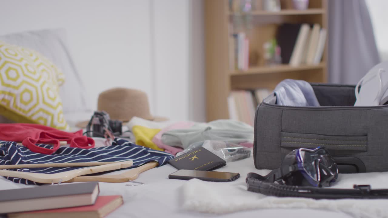 Vidéo de stock Gratuit - Close-up d'une valise ouverte sur le lit à la ...