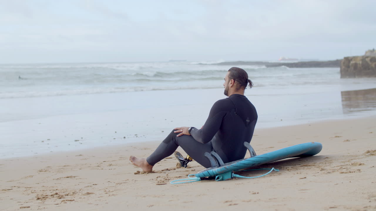 Vidéo De Stock Premium Vue Arrière Dun Sportif Fatigué Avec Une