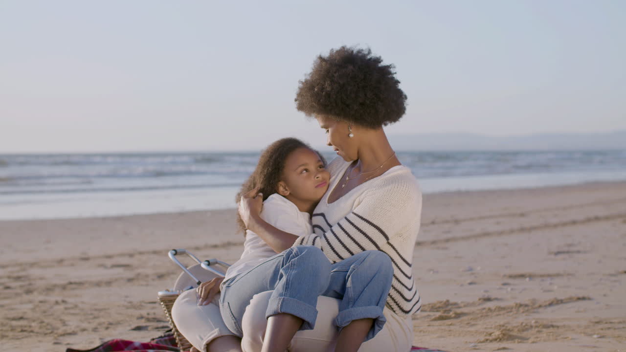 Vídeo Premium - Mujer feliz sosteniendo a su linda hija acostada de ...
