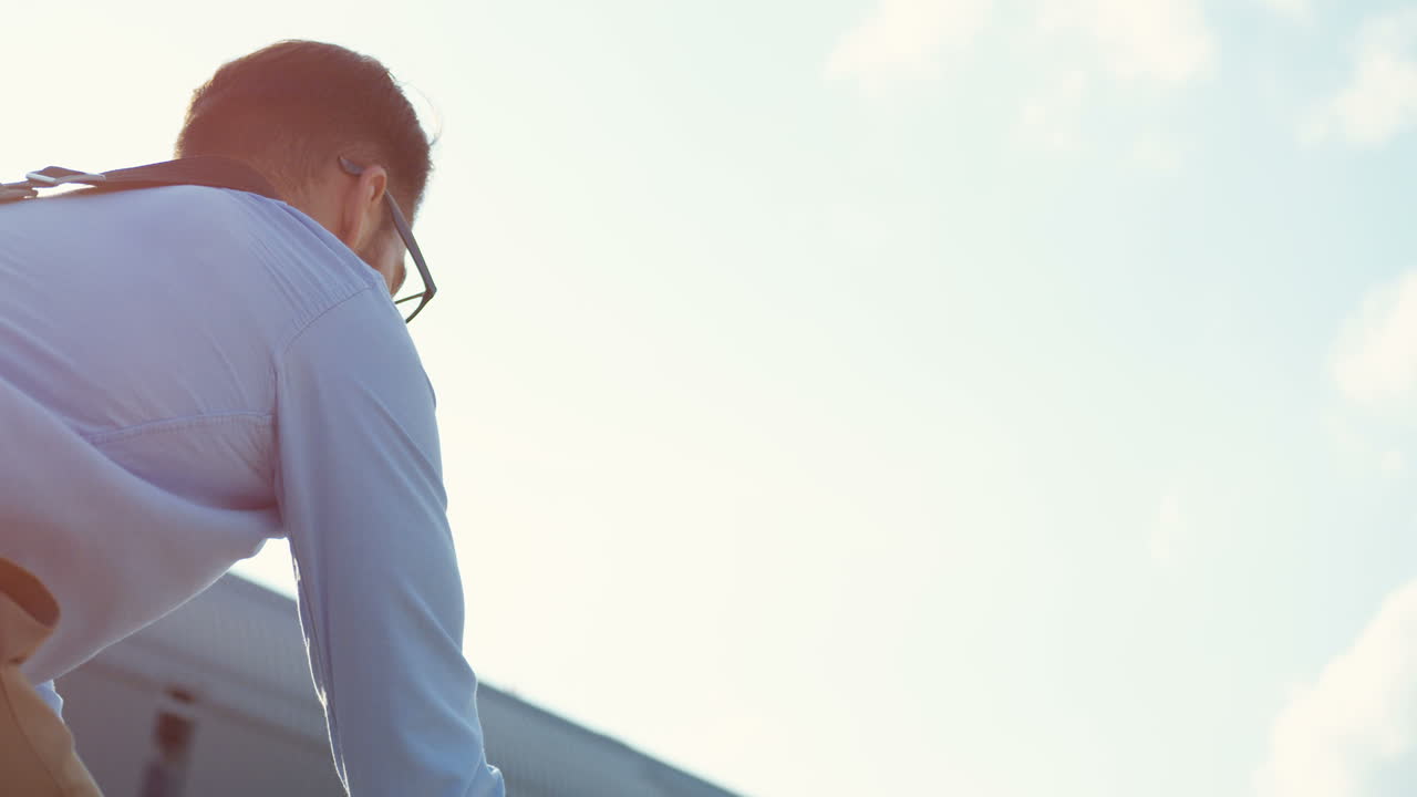 Vídeo Gratis - Cámara moviéndose desde la parte inferior de las ruedas ...