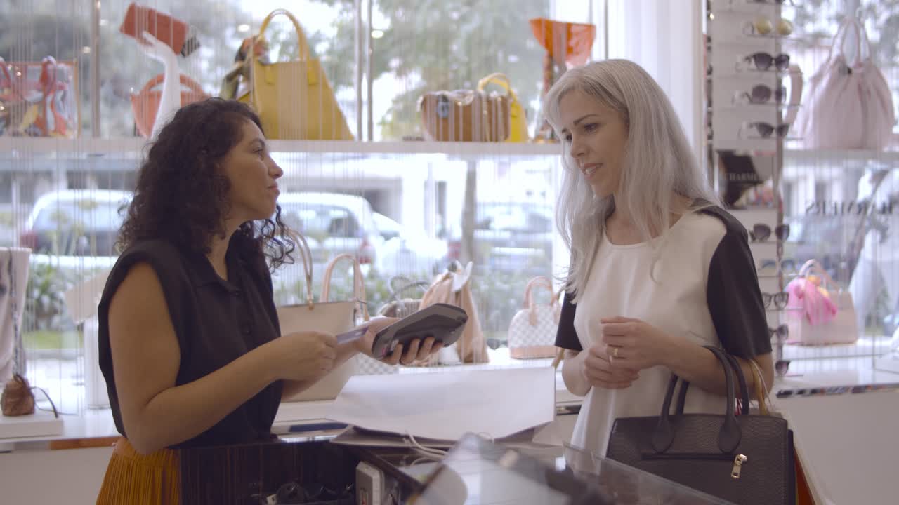 Vídeo Gratis - Feliz satisfecho cliente de la tienda de moda pagando ...