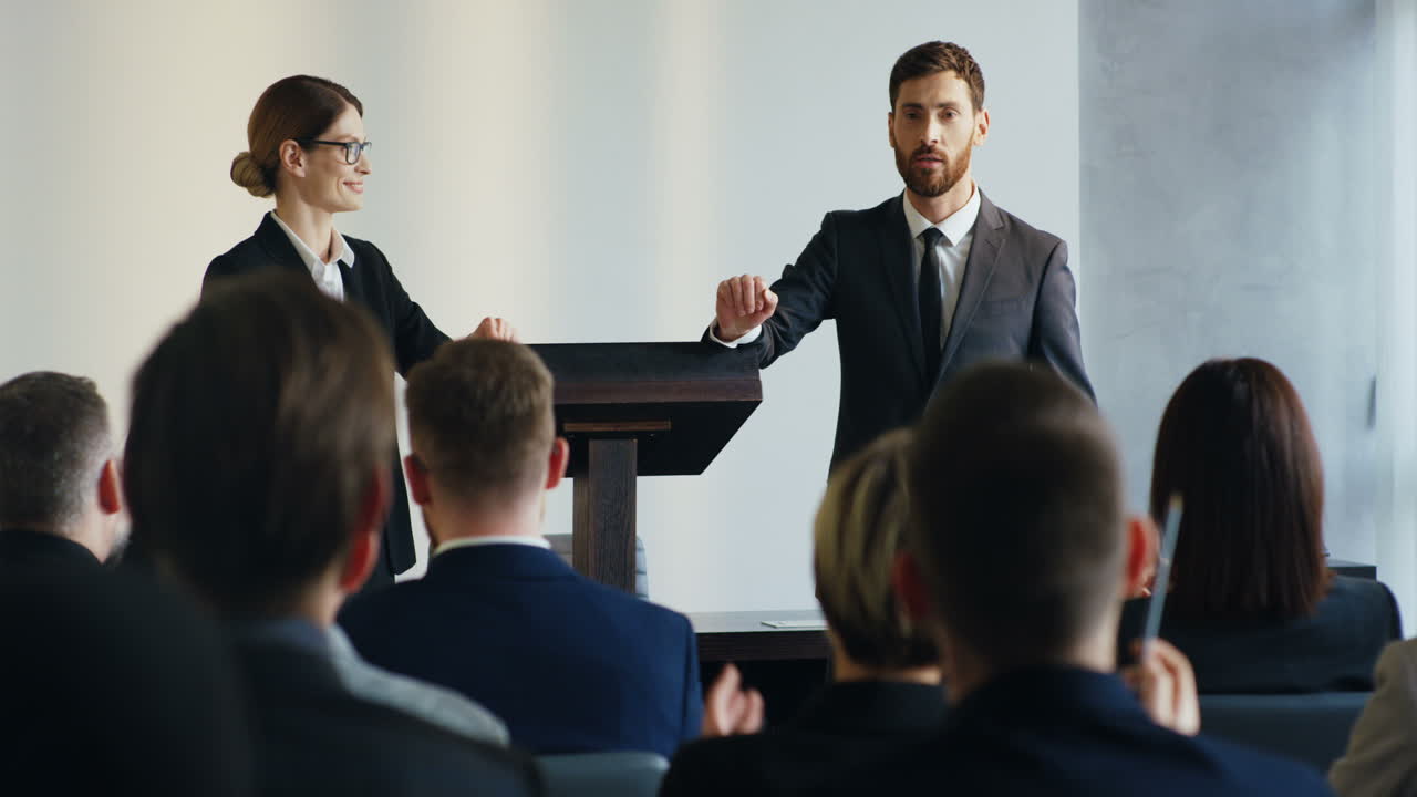 Vídeo Gratis - Orador masculino caucásico dando un discurso en una conferencia y respondiendo ...