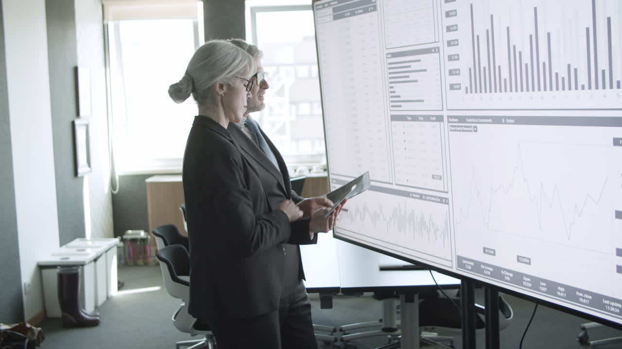 Free stock video - Financial professionals working together