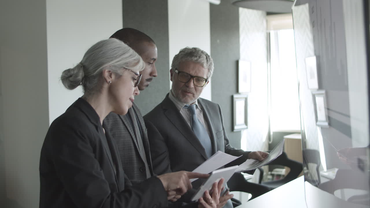 Free stock video - Financial professionals giving consultation