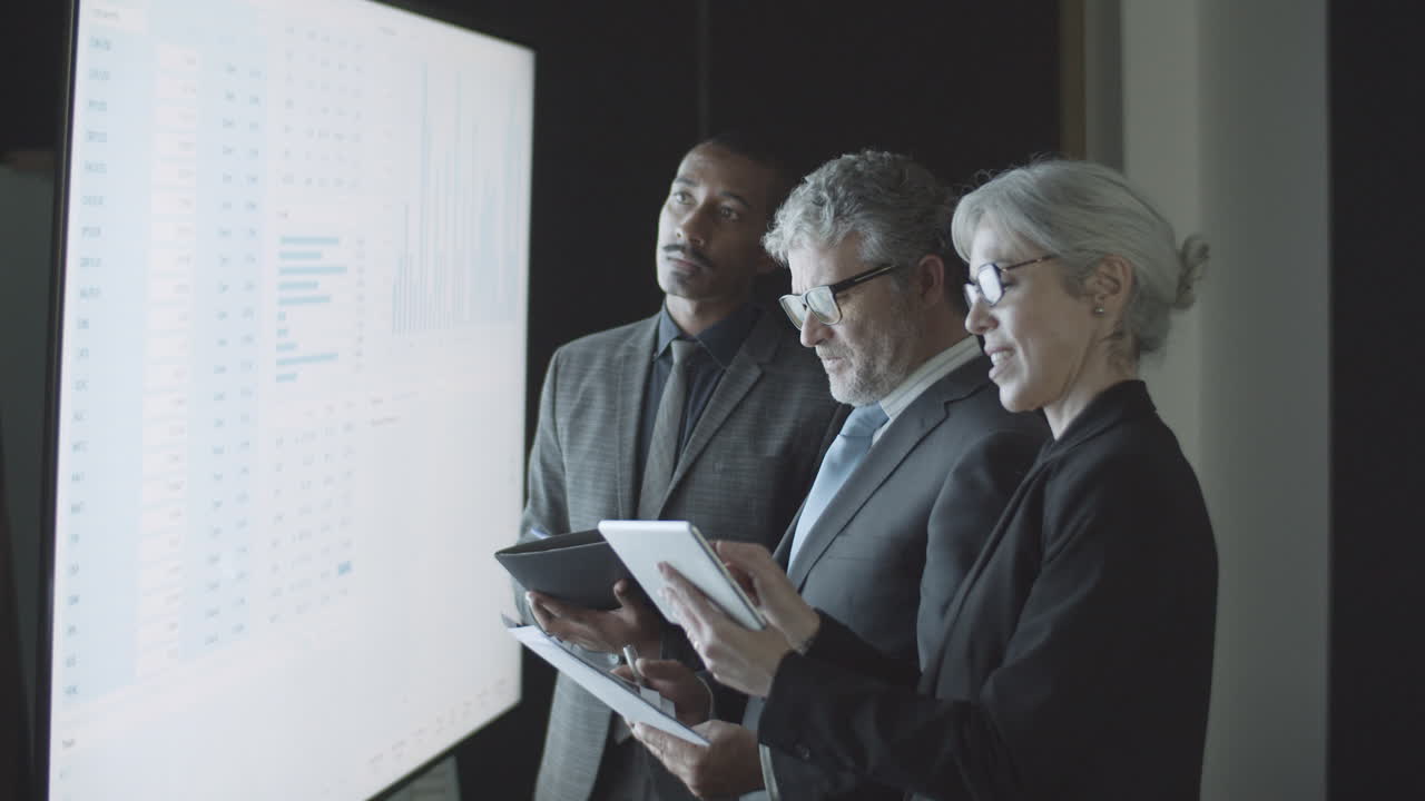 Free stock video - Team of finance experts meeting