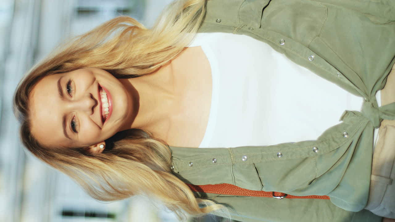 Vídeo Gratis - Retrato vertical de una joven caucásica de estilo ...