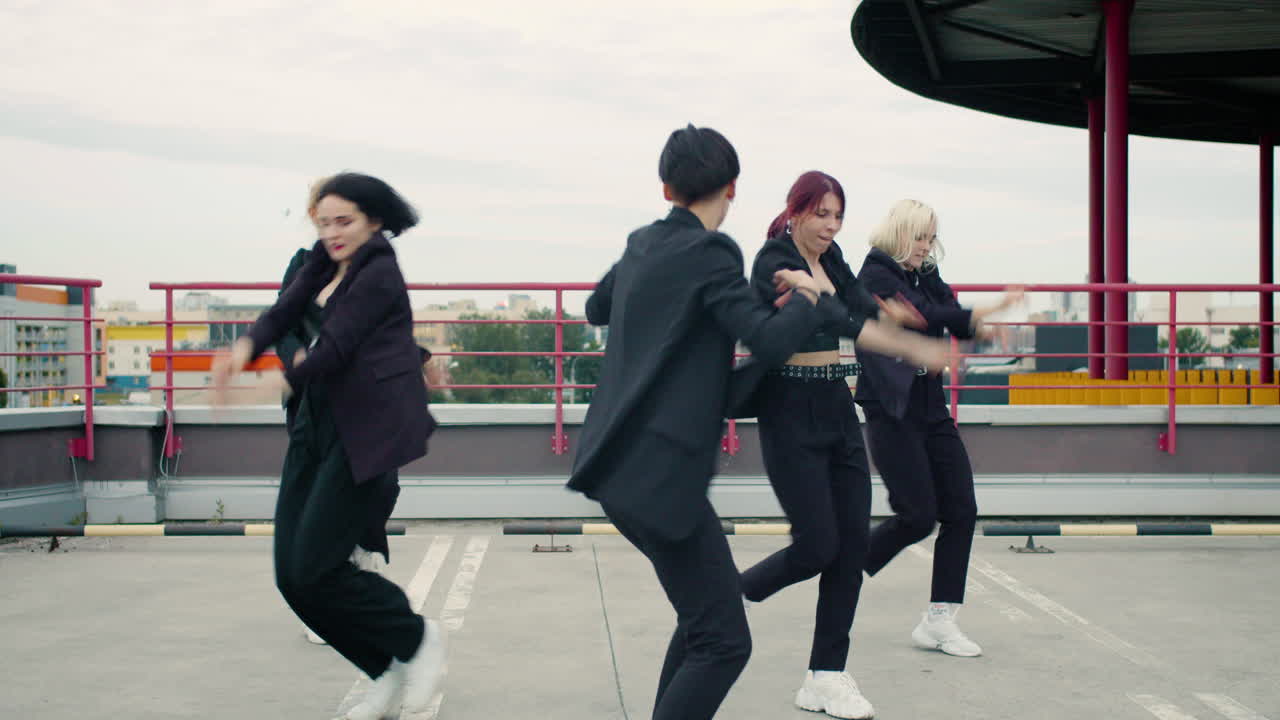 Vídeo Gratis - Bailarines de k-pop ensayando en el estacionamiento Vídeo Gratis - Bailarines de k-pop ensayando en el estacionamiento