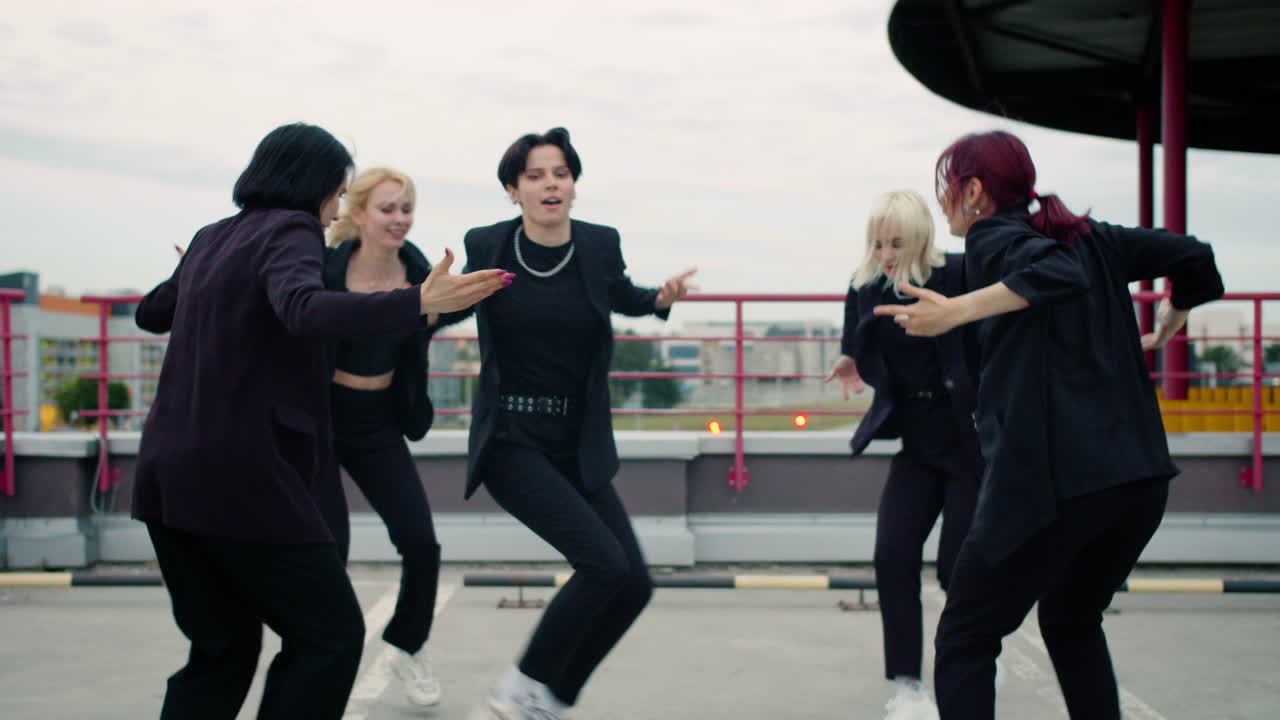 Vídeo Gratis - Felices bailarines de k-pop abrazándose después de la ... Vídeo Gratis - Felices bailarines de k-pop abrazándose después de la ...
