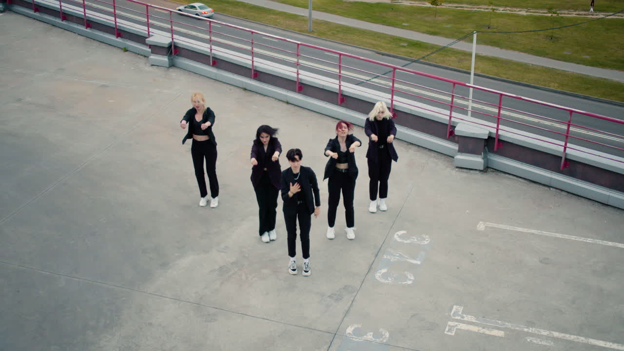 Vídeo Gratis - Vista superior de bailarines de k-pop en el estacionamiento Vídeo Gratis - Vista superior de bailarines de k-pop en el estacionamiento