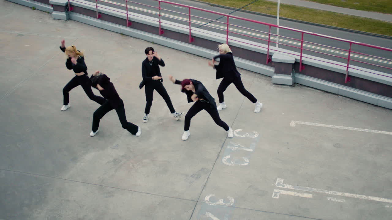 Vídeo Gratis - Bailarines de k-pop en el estacionamiento, actuando Vídeo Gratis - Bailarines de k-pop en el estacionamiento, actuando