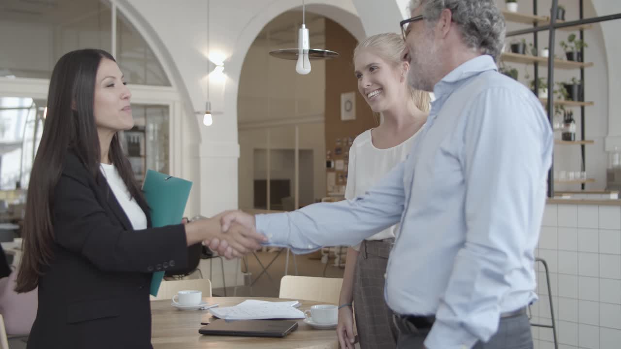 Vídeo Gratis - Exitosa reunión de agente femenina con clientes