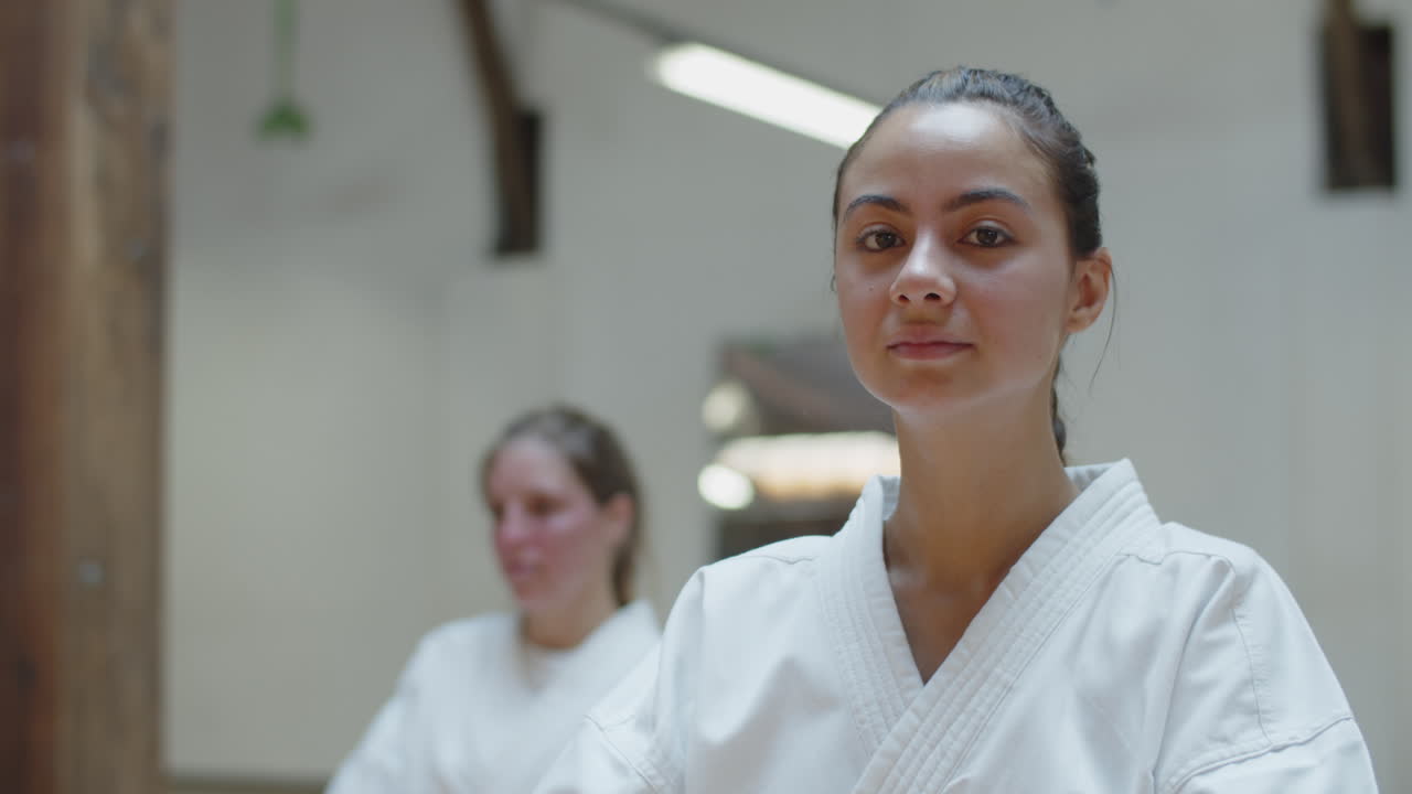 Vídeo Gratis - Primer plano de karateka sonriendo a la cámara mientras ...