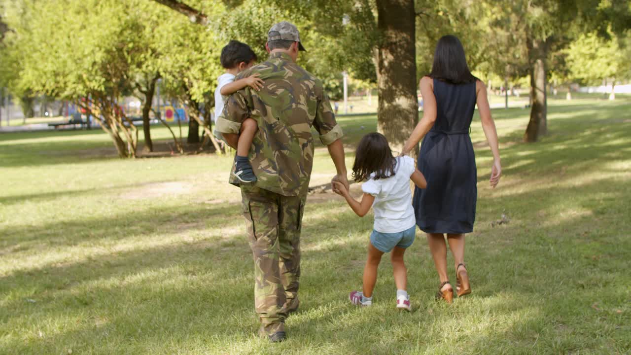 Free stock video - Soldier spending vacation with family