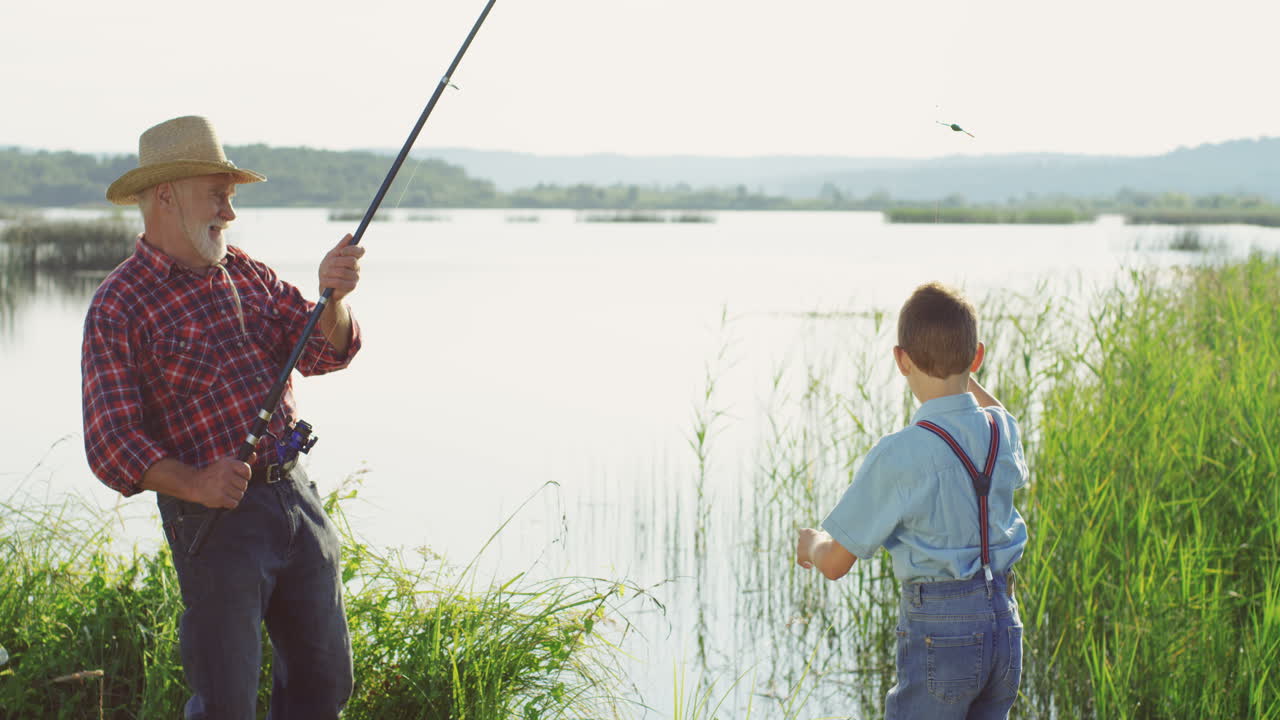 Vidéo de stock Gratuit - Homme caucasien âgé dans un chapeau attrapant ...