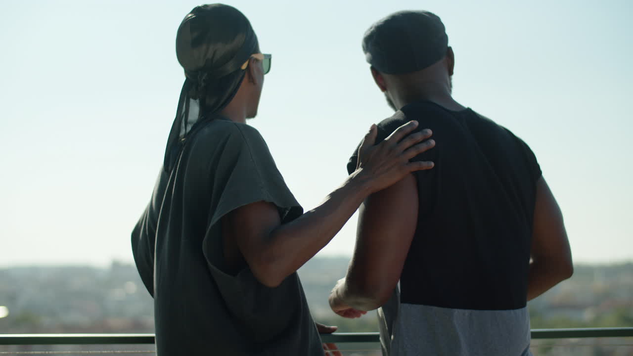 Vídeo Gratis - Plano medio de gays felices mirando el paisaje urbano y ...