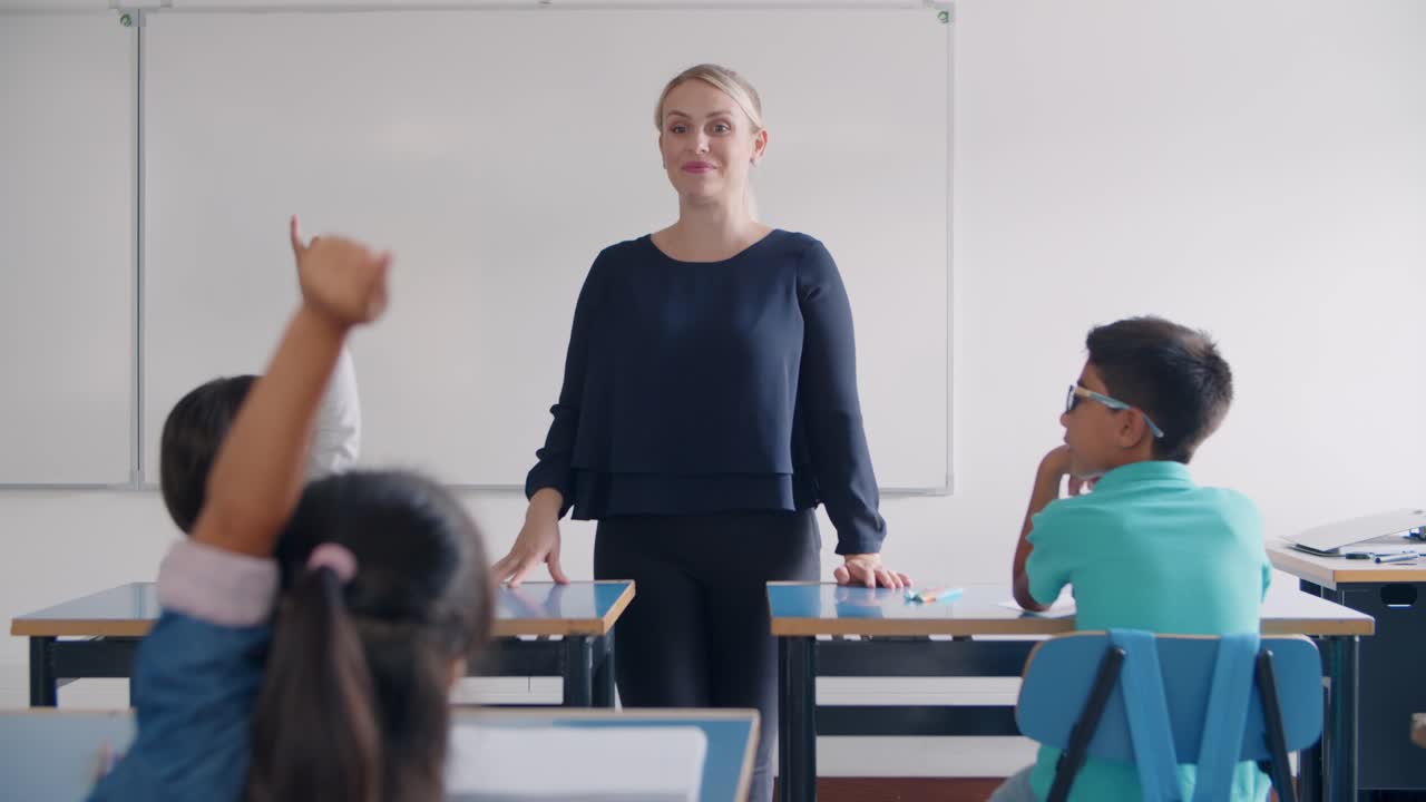 Vídeo de arquivo Gratuito - Professor amigável dando e explicando a tarefa