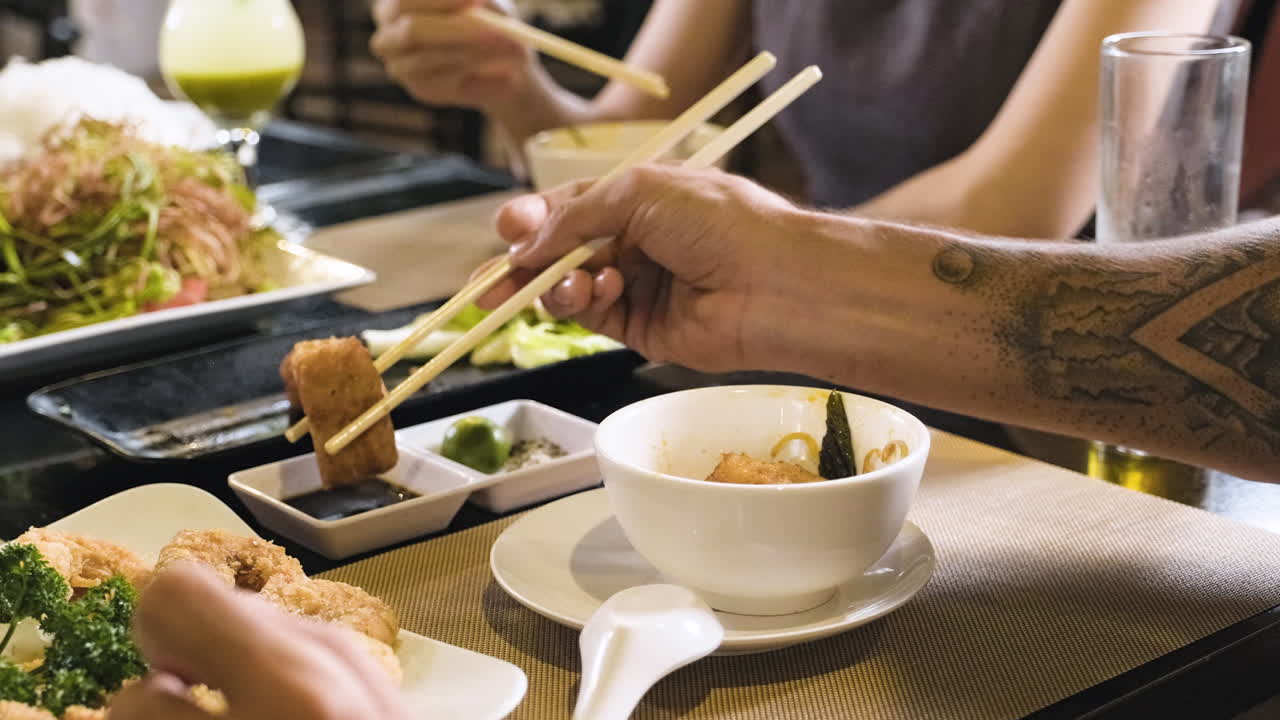Vídeo de arquivo Gratuito - Pessoas irreconhecíveis saboreando ...