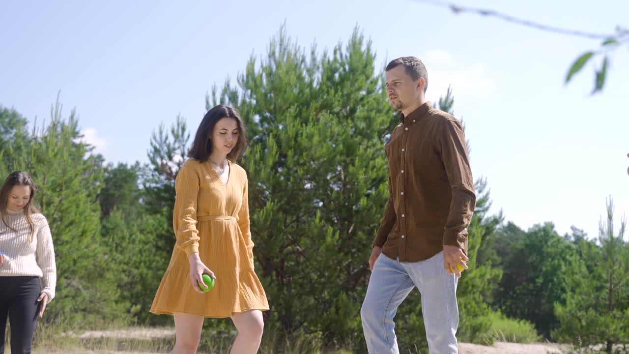 Vídeo Gratis - Grupo de mujeres y hombres amigos jugando petanca en la ...