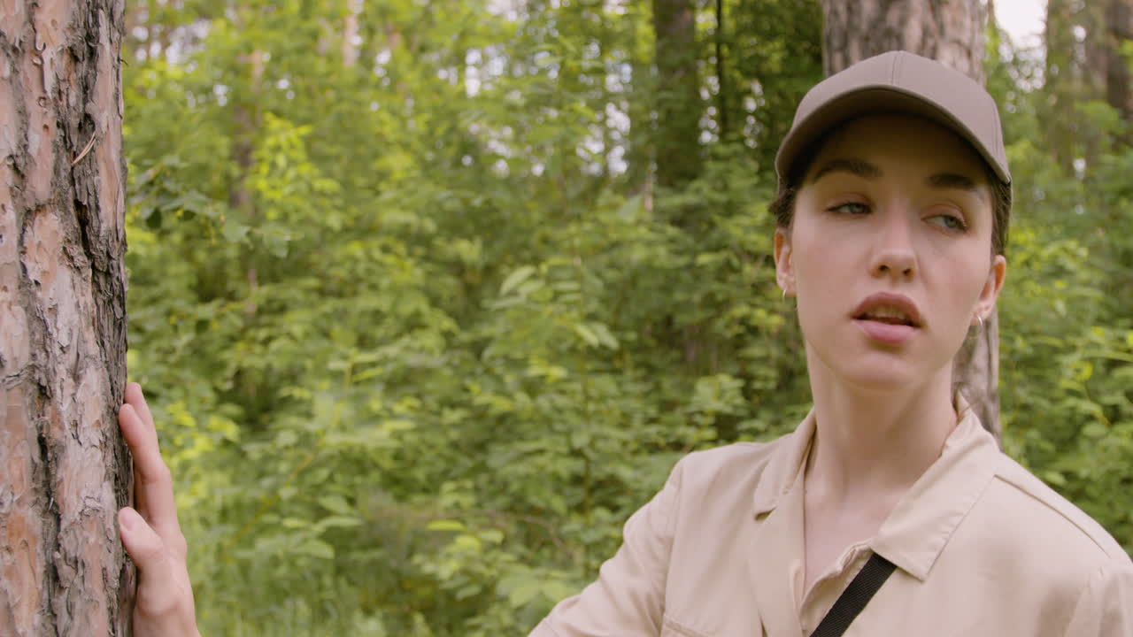 Vídeo Gratis - Vista de primer plano de los guardabosques caucásicos y ...