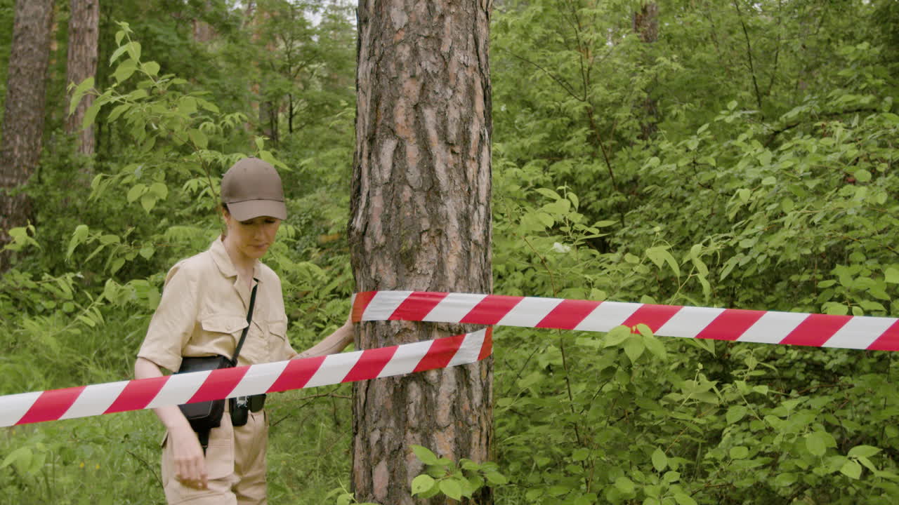 Vídeo Gratis - Guardabosques caucásicos y afroamericanos que delimitan ...