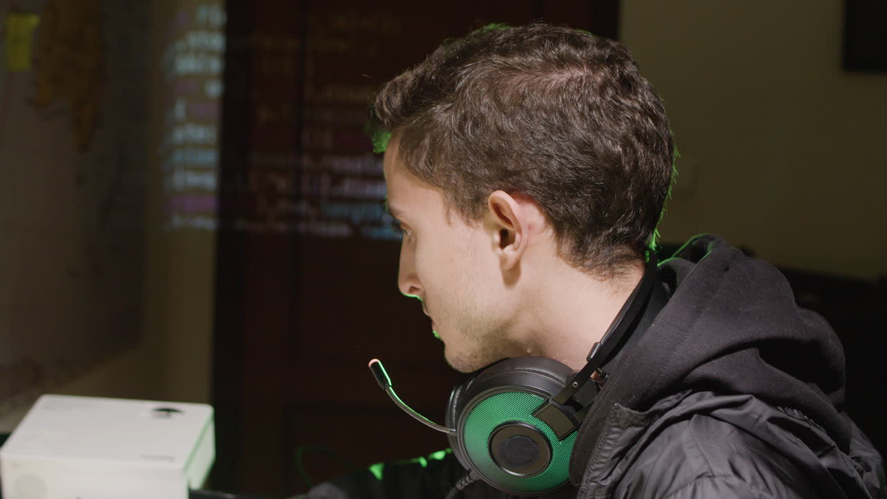 무료 스톡 영상 늦은 밤 백인 해커가 컴퓨터에서 작업하고 네트워크 데이터베이스 데이터를 훔치는 모습