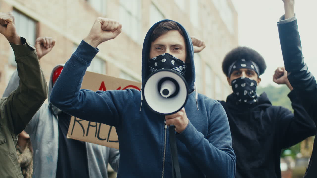 Vídeo Gratis - Hombre caucásico gritando con los brazos arriba y ...