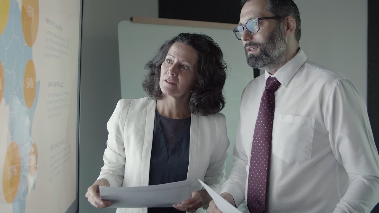 Vídeo Gratis - Mujer de negocios señalando en el mapa y preguntando al ...