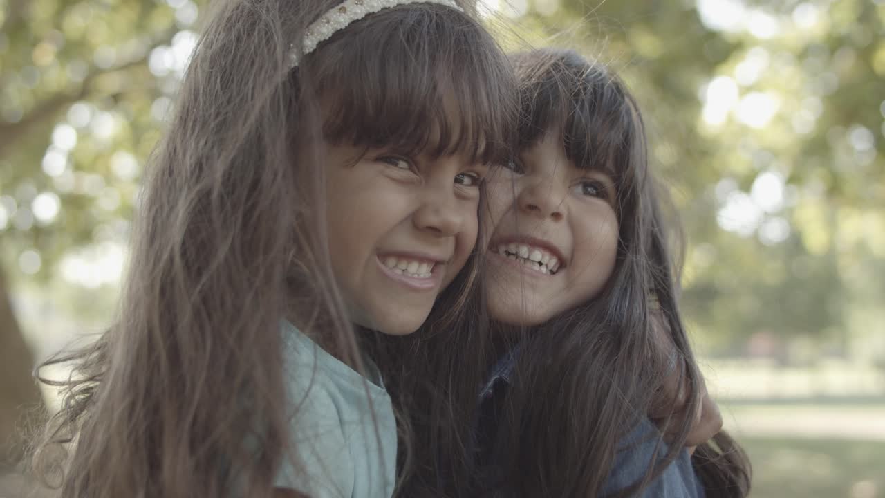 무료 스톡 영상 - 공원에서 서로 껴안고 웃고 키스하는 라틴 소녀들의 근접 촬영 초상화