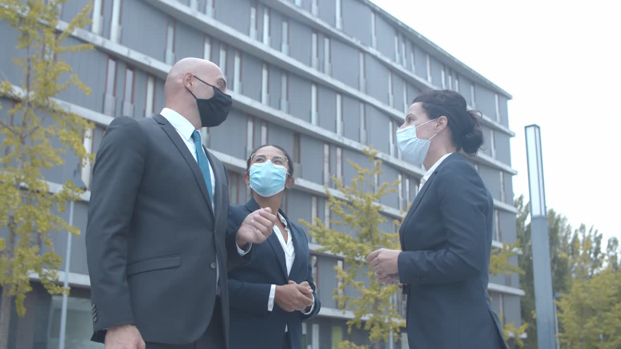 Free stock video - Business colleagues in face masks meeting outside ...