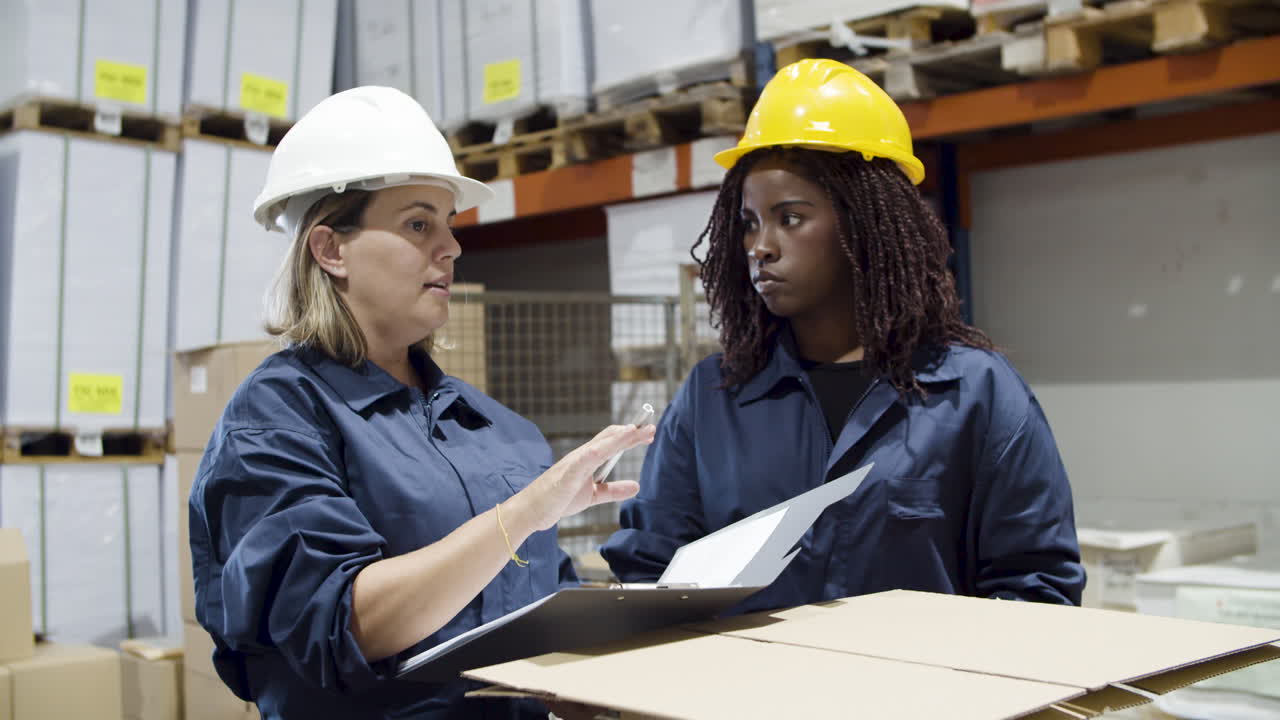 Free stock video - Female workers of logistic company talking in warehouse