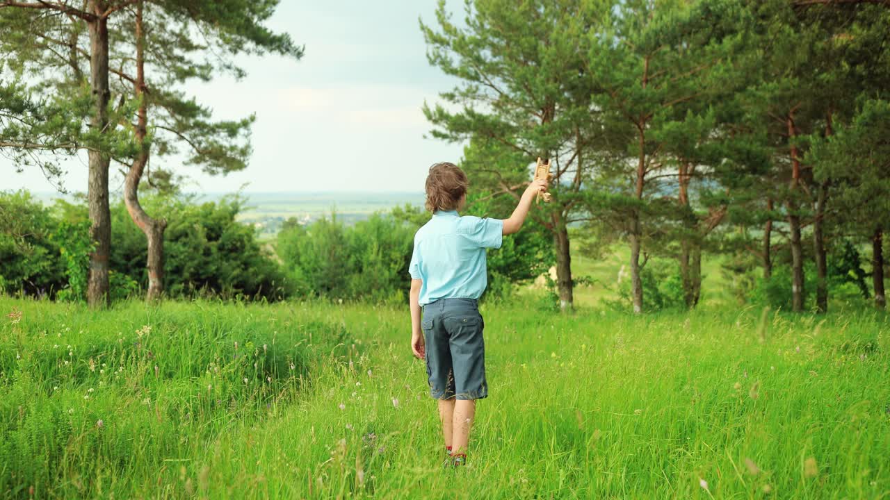 Vídeo Gratis - Niño feliz girando y jugando con un avión de juguete de ...