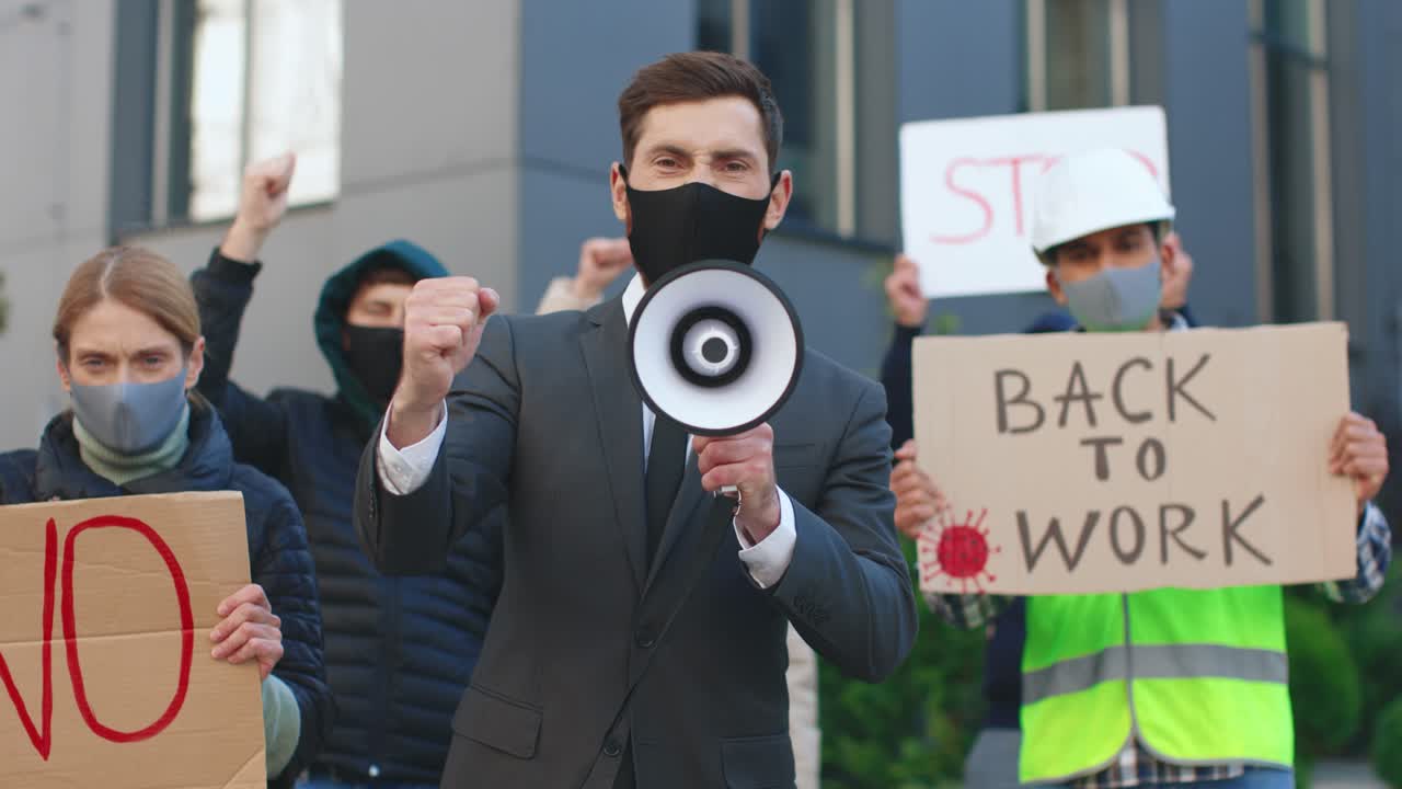 Vídeo Gratis - Hombre caucásico con máscara protectora gritando en un ...