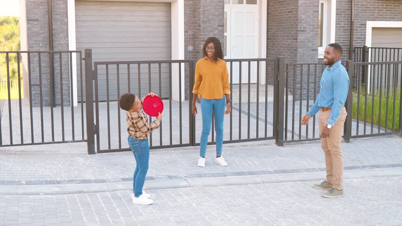 Vídeo Gratis - Padres afroamericanos jugando al frisbee con un hijo ... Vídeo Gratis - Padres afroamericanos jugando al frisbee con un hijo ...