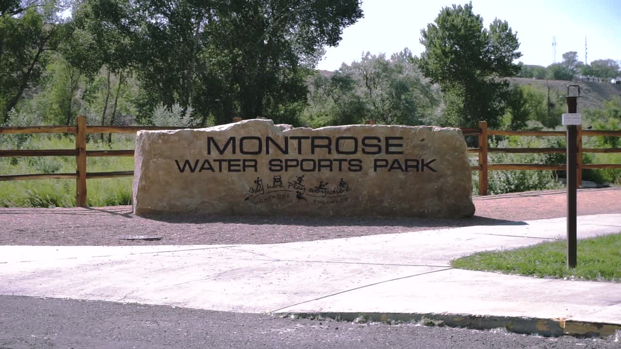 Vídeo de arquivo Premium - Sinal de pedra centrado da área de recreação ...
