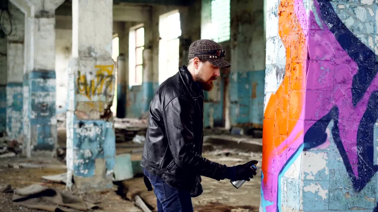 Descarga Gratis Vídeos De Stock De Artista De Graffiti De Chico Guapo ...