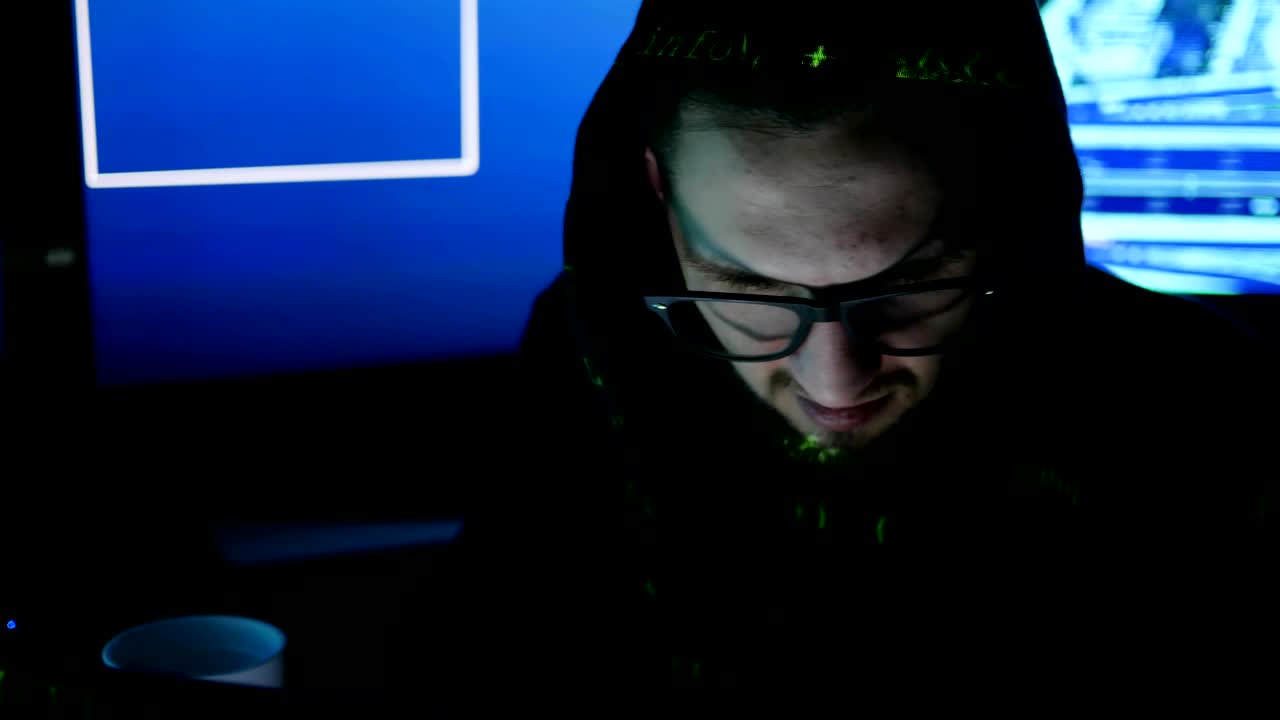 Descarga Gratis Vídeos De Stock De Nervioso Hacker Agrieta Sistema Espionaje De Internet 