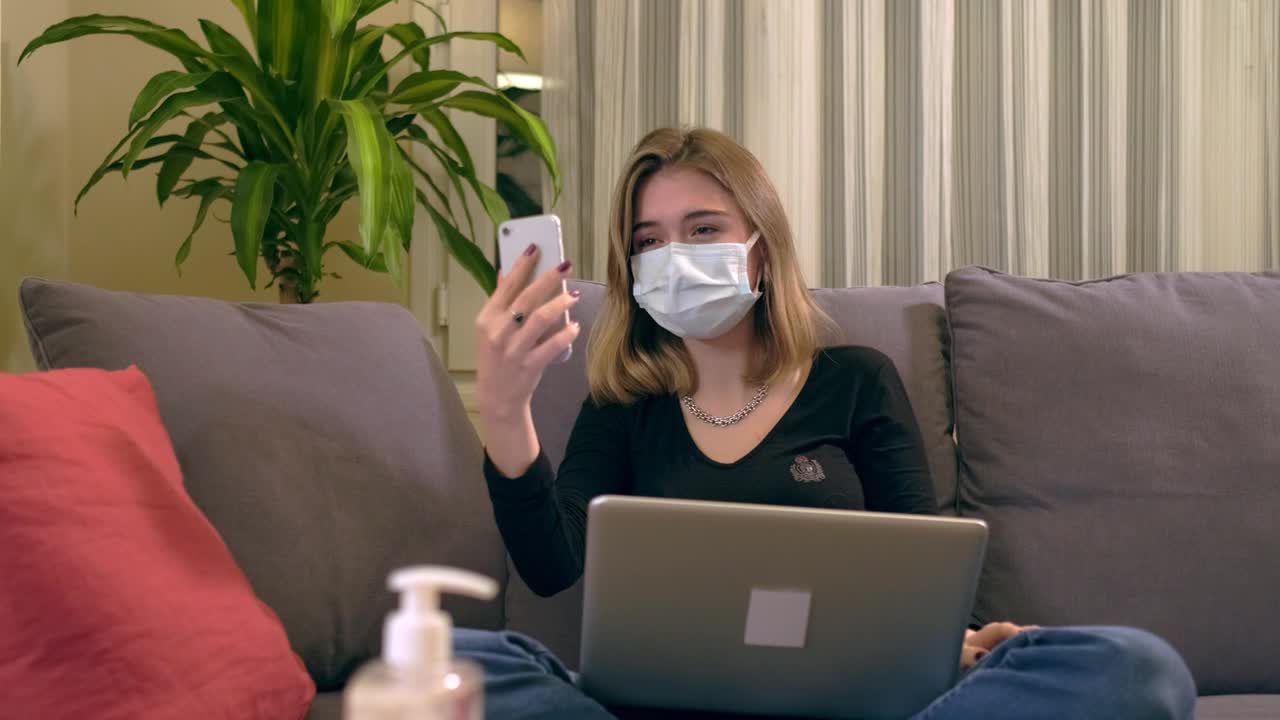 Descarga Gratis Vídeos De Stock De Joven Turca Con Una Máscara Facial ...