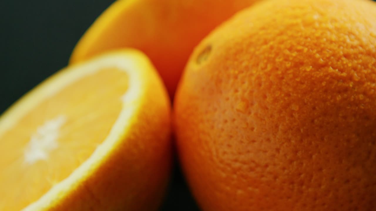 Vídeo Premium - Primer plano de naranja entera y cortada