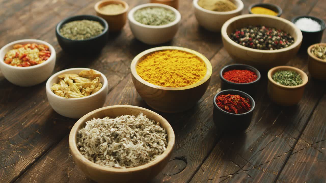 Vídeo Premium - Composición de varias especias y condimentos