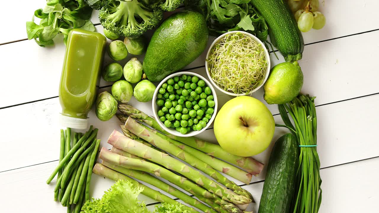 Vídeo Premium - Verduras orgánicas antioxidantes verdes frutas y hierbas