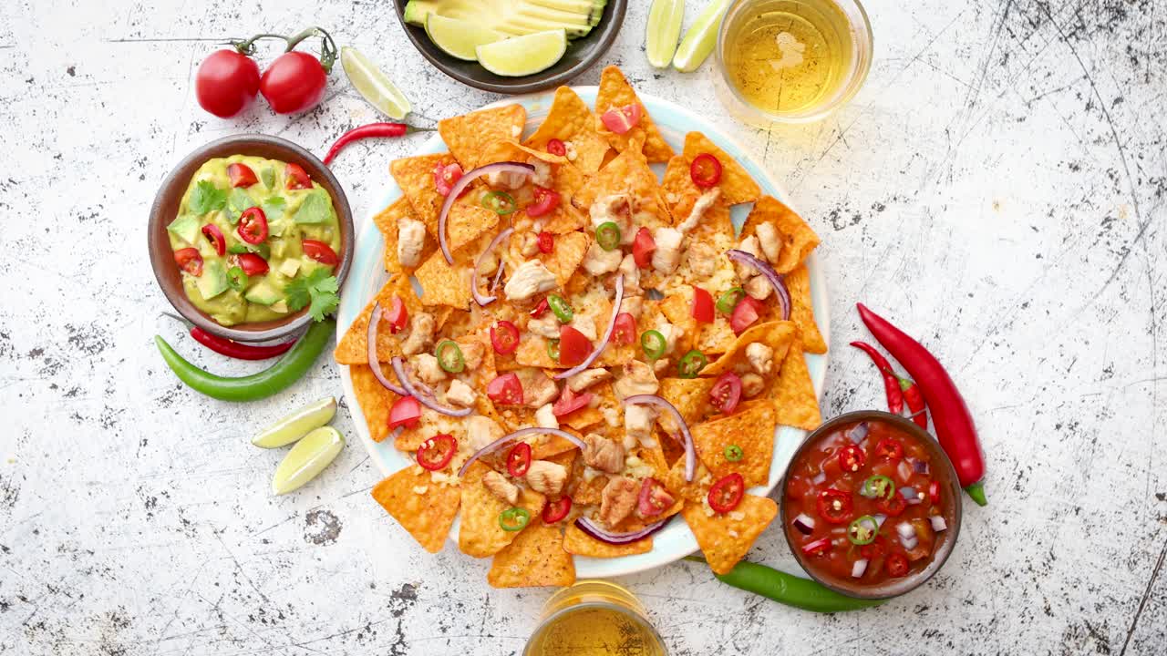 Vídeo Premium - Nachos picantes de maíz mexicano servidos con queso ...
