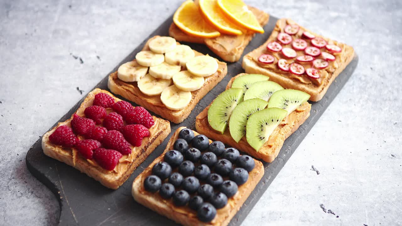 Vídeo Premium - Rebanadas de pan integral con mantequilla de maní y ...