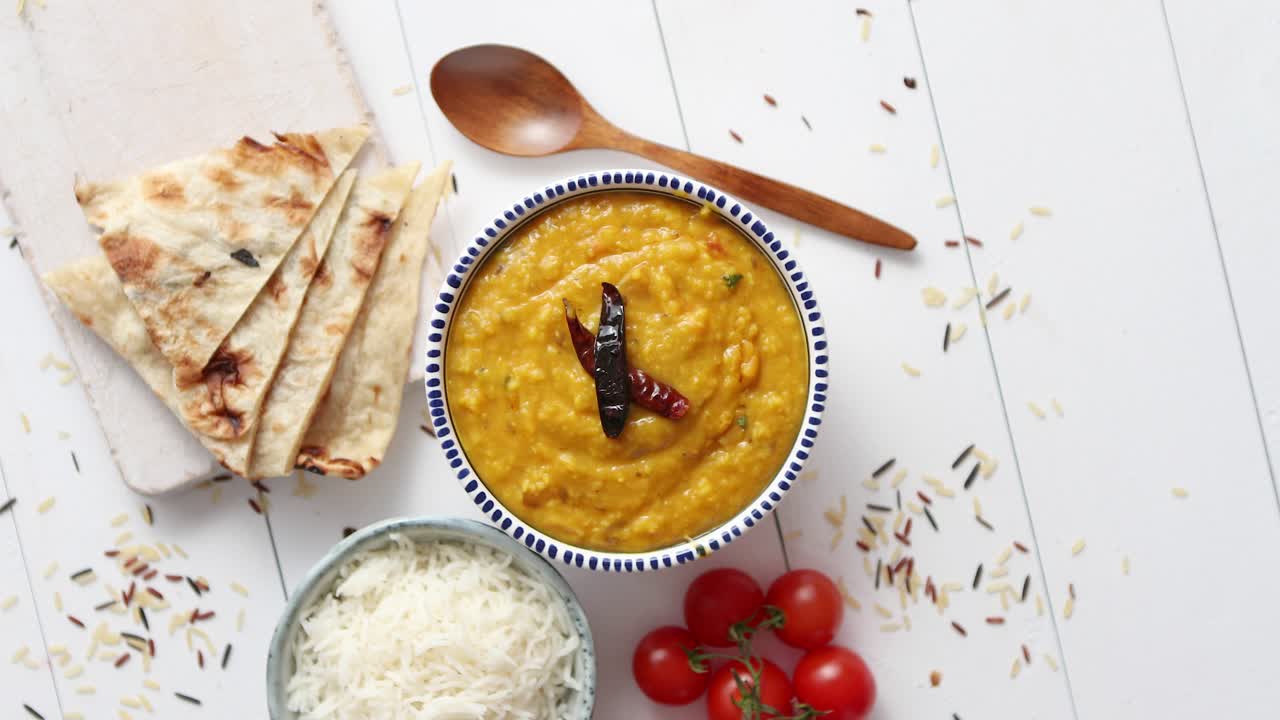 Vídeo Premium - Comida popular india dal fry o curry tradicional dal ...