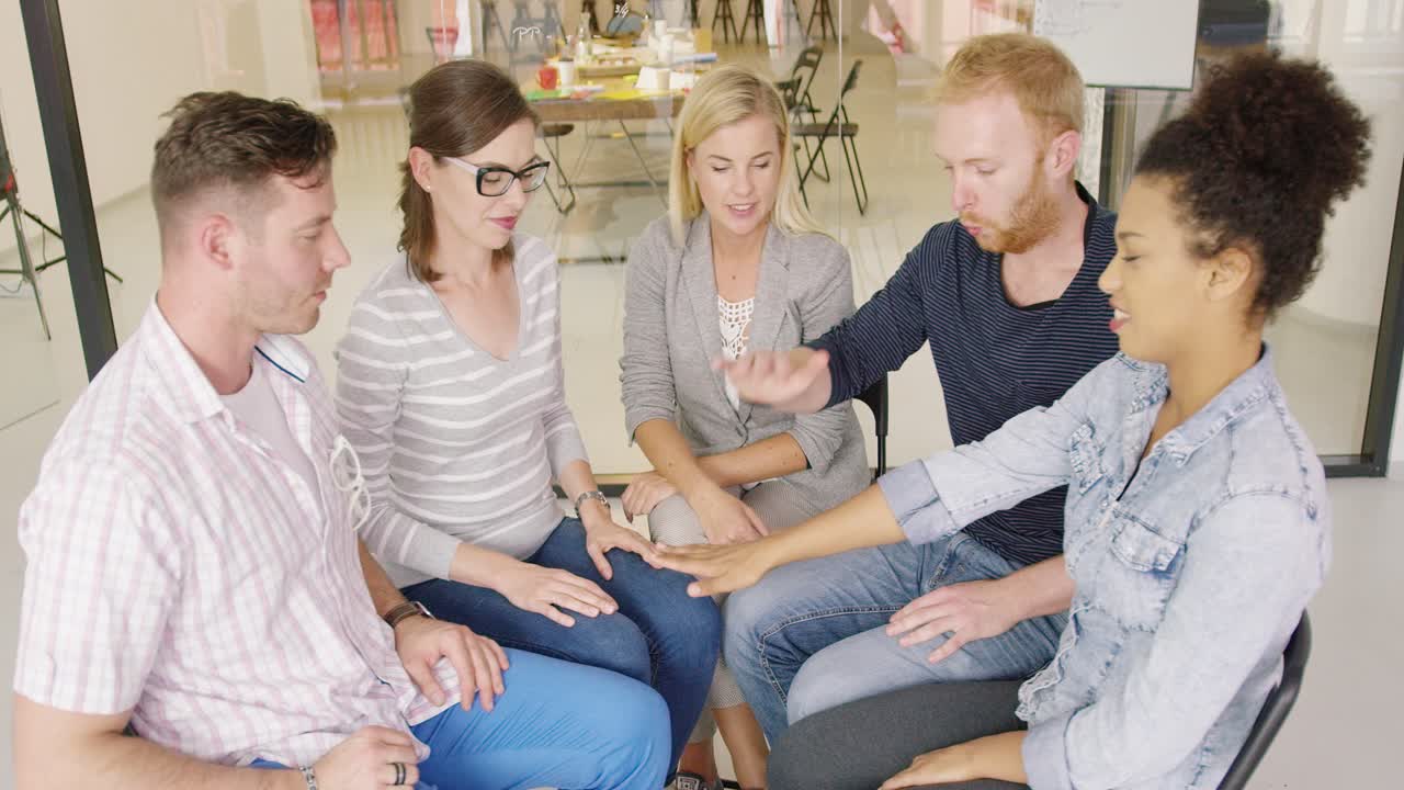Vídeo Premium - Grupo de personas tomados de la mano juntos