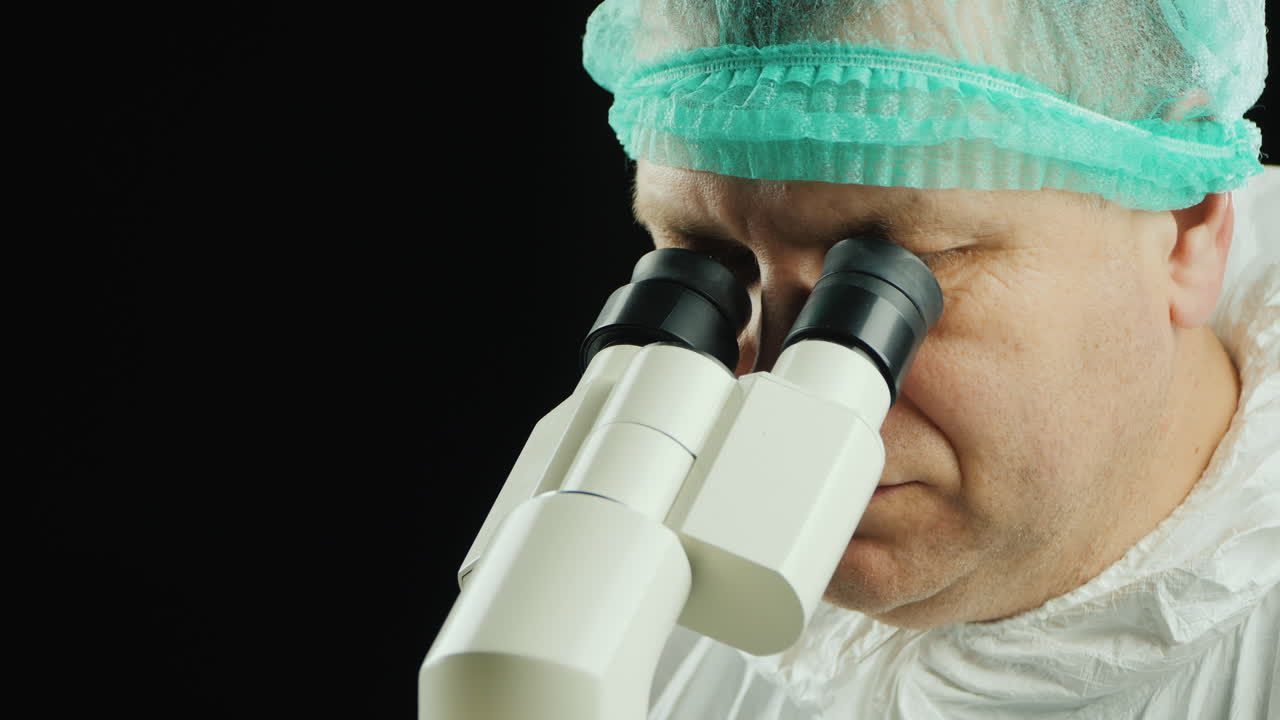 Vídeo Premium - Retrato de un científico que trabaja con un microscopio ...