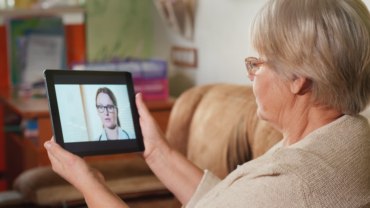 Vídeo de arquivo Premium - Idosa consulta médico de família via link de ...