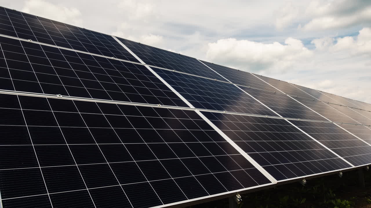 Vídeo Premium - Paneles de energía solar con nubes que se mueven ...