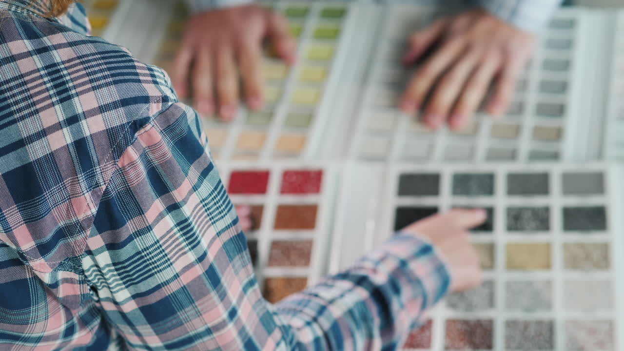 Vídeo Premium - El cliente elige el color y el material de acabado para ...